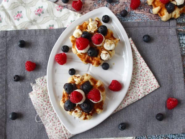 Recette de gaufres aux fruits, chocolat et chantilly