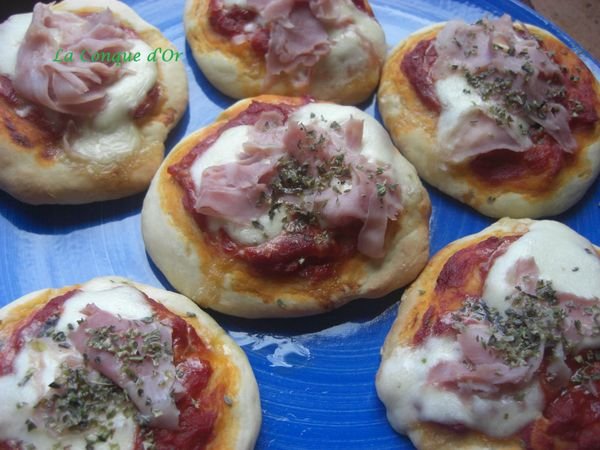 Les pizzettes : petites pizzas au jambon et mozzarella - Recette Ptitchef
