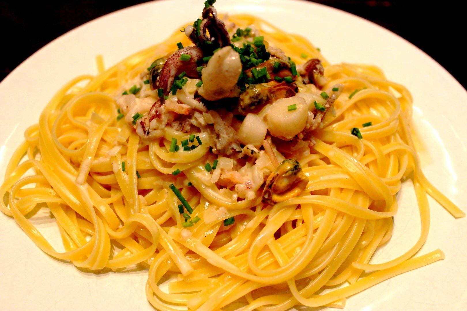 Linguines aux fruits de mer et feuille de combava