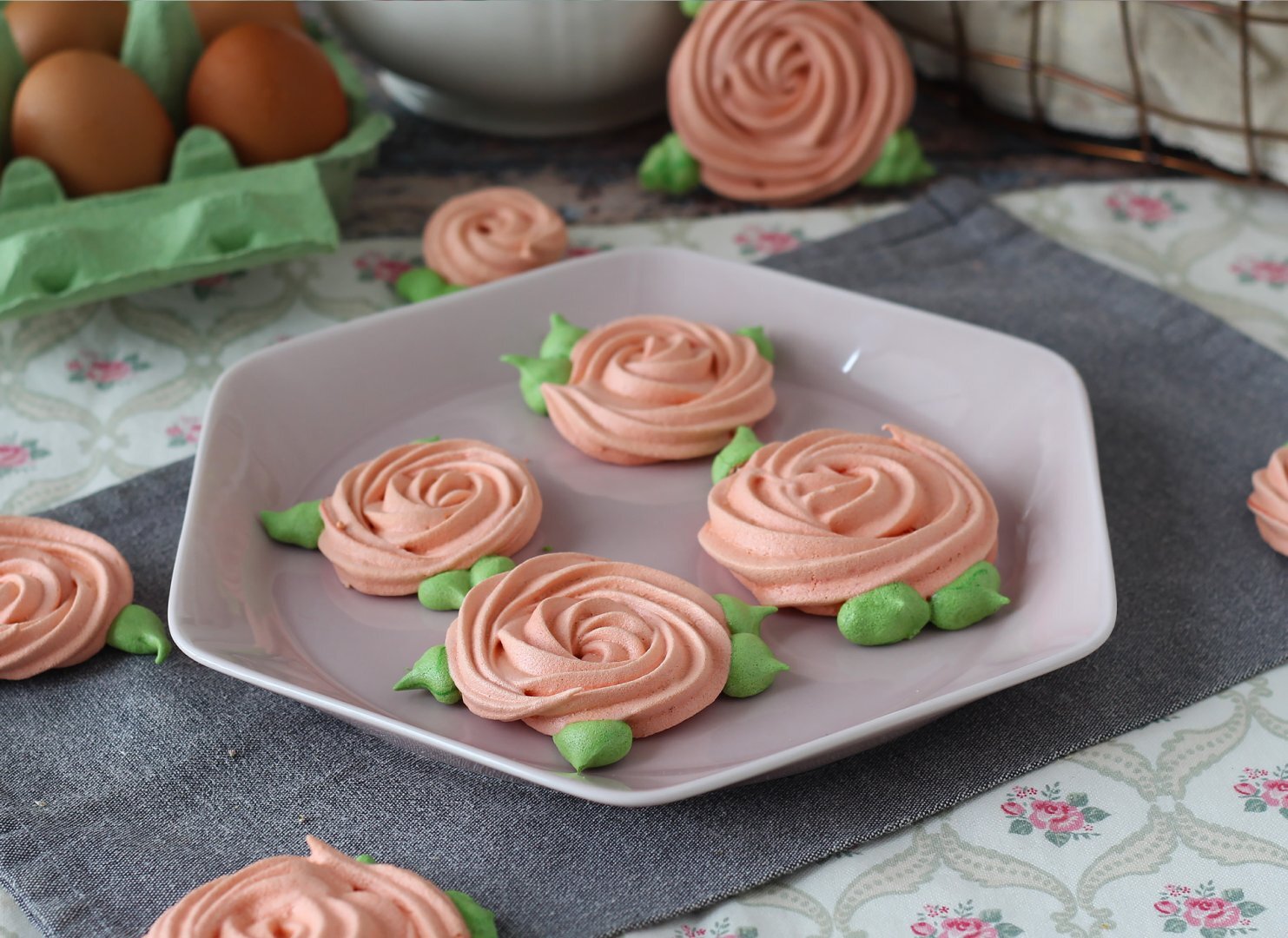 Recette de meringues roses adorables en forme de fleurs
