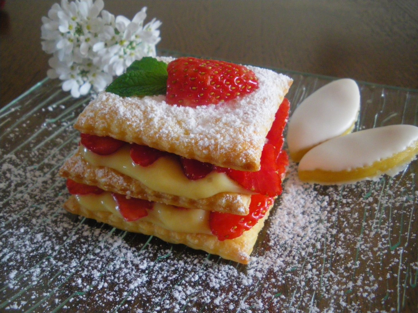 Mille-feuilles fraises et calisson - Recette Ptitchef