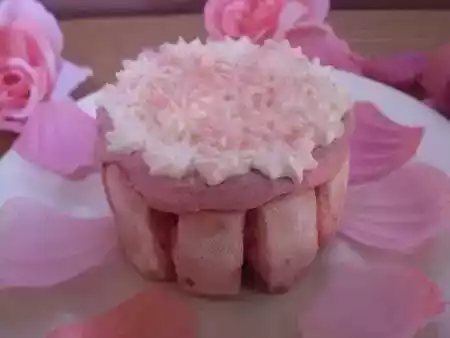 Recette mini-charlotte rose aux fruits rouges