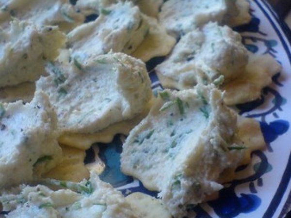 Mousse de chèvre ciboulette noisettes sur crackers soufflés - Recette ...