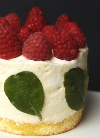 Mousse de lemon curd et fruits rouges sur biscuit au limoncello