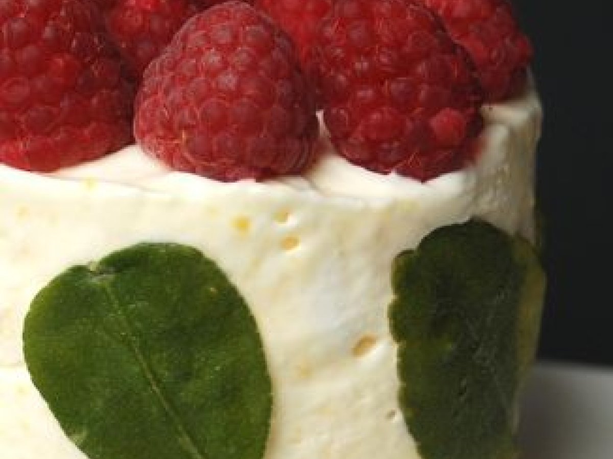 Mousse de lemon curd et fruits rouges sur biscuit au limoncello ...