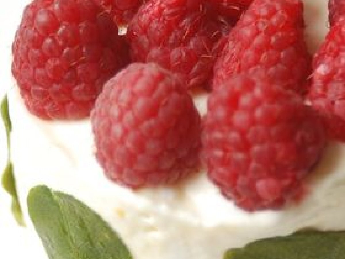 Mousse de lemon curd et fruits rouges sur biscuit au limoncello ...