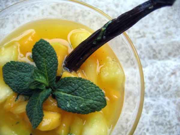 Recette de nage de fruits exotiques à la menthe
