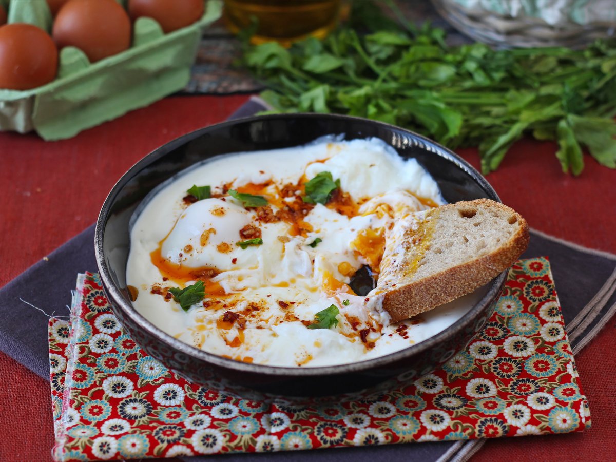 Recette œufs à la turque sur yaourt et huile piquante