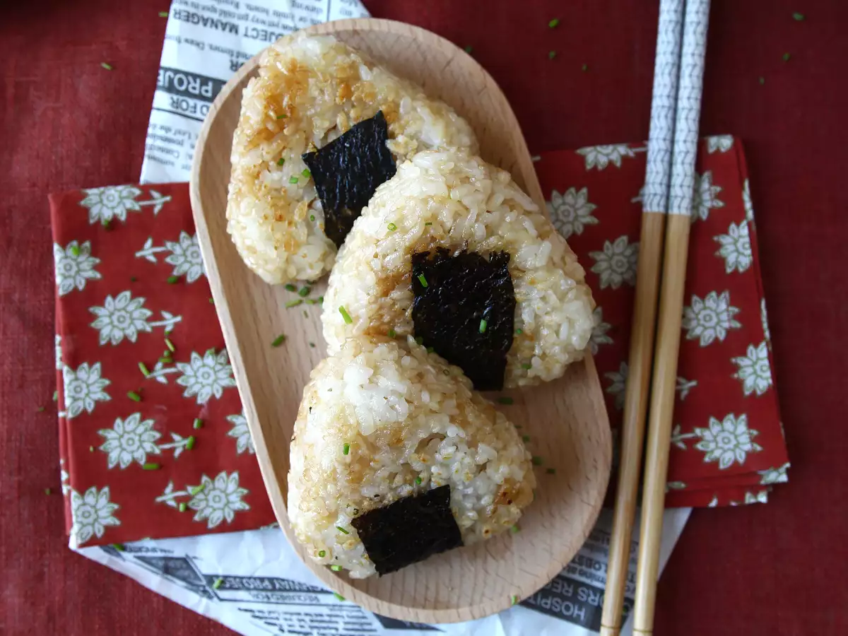 Onigiri grillés garnis de fromage fondant: vous allez les dévorer!