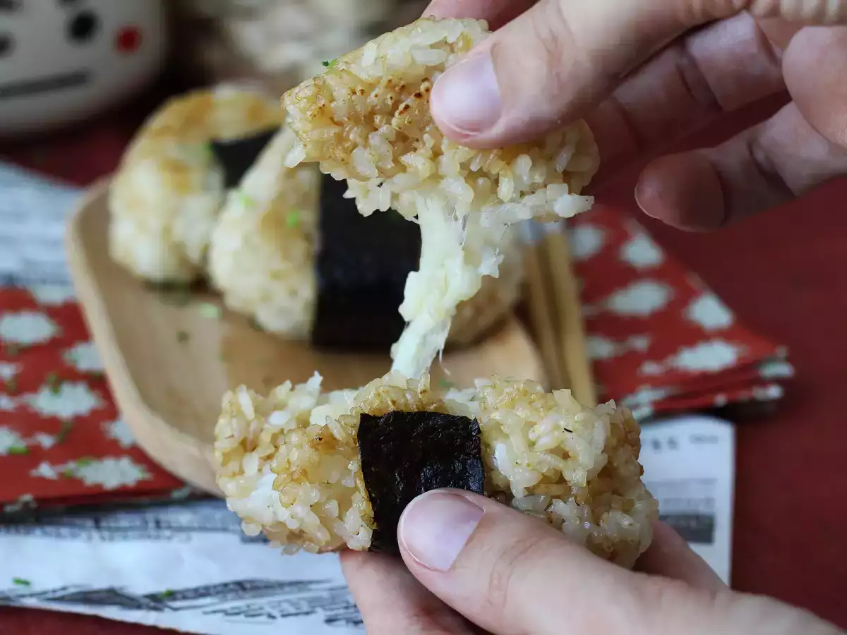 Onigiri grillés garnis de fromage fondant: vous allez les dévorer!