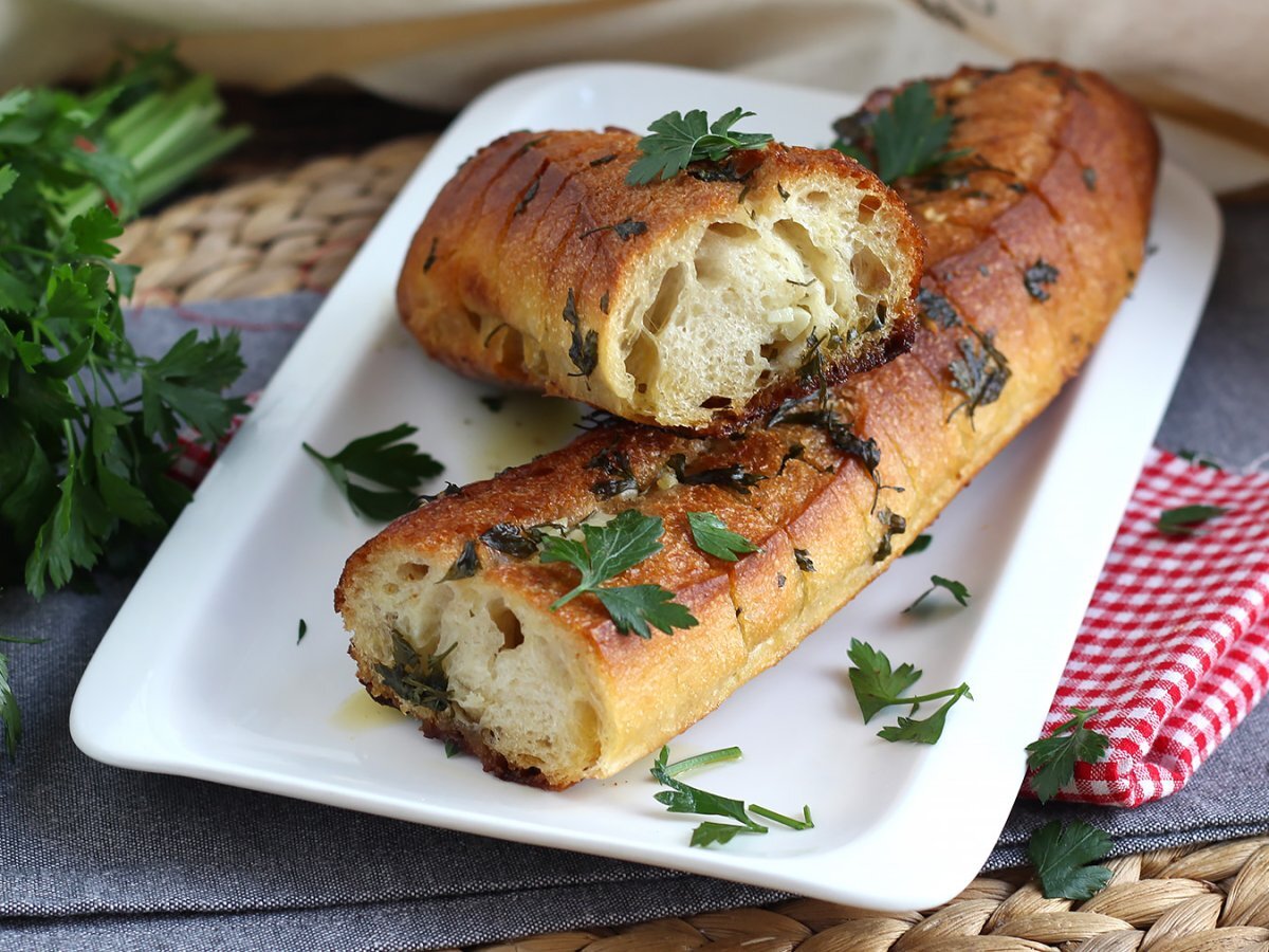 Recette de pain à l'ail et au persil maison