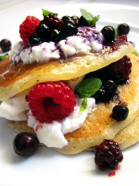 Recette: pancakes plancha, fruits rouges et mamia basque