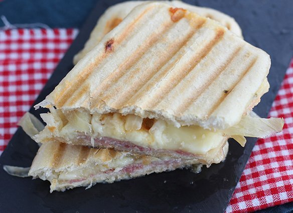 Recette de panini à la raclette facile et savoureuse
