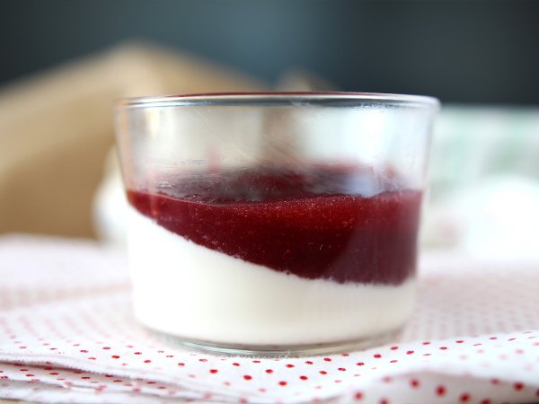 Recette de panna cotta au coulis de fruits rouges