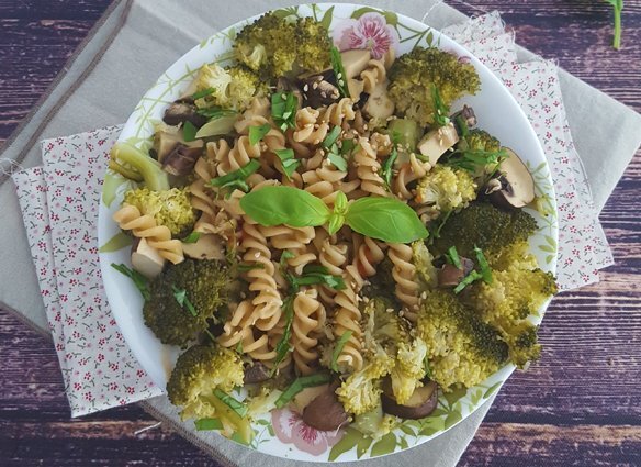 Pâtes aux brocolis, champignons et basilic - Recette Ptitchef
