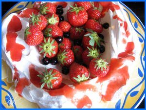 Recette de pavlova aux fruits rouges et chantilly