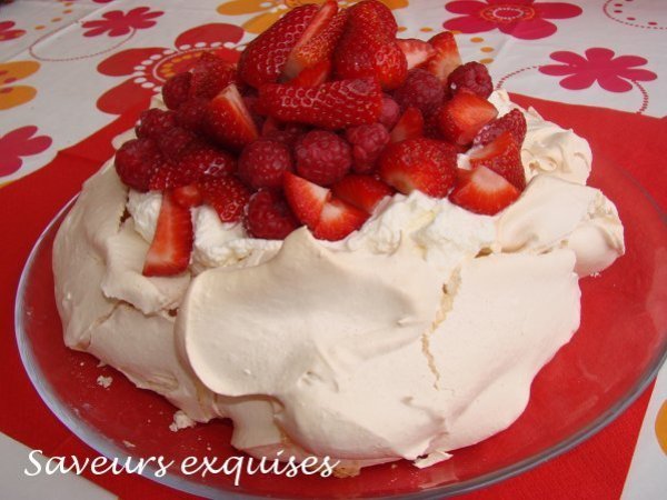 Recette de pavlova aux fruits rouges et crème chantilly