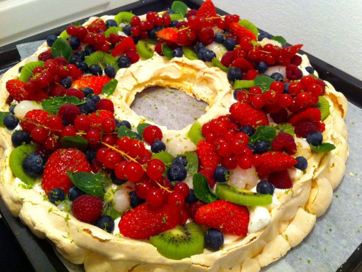 Recette de pavlova aux fruits rouges en couronne