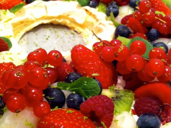 Recette de pavlova aux fruits rouges en couronne