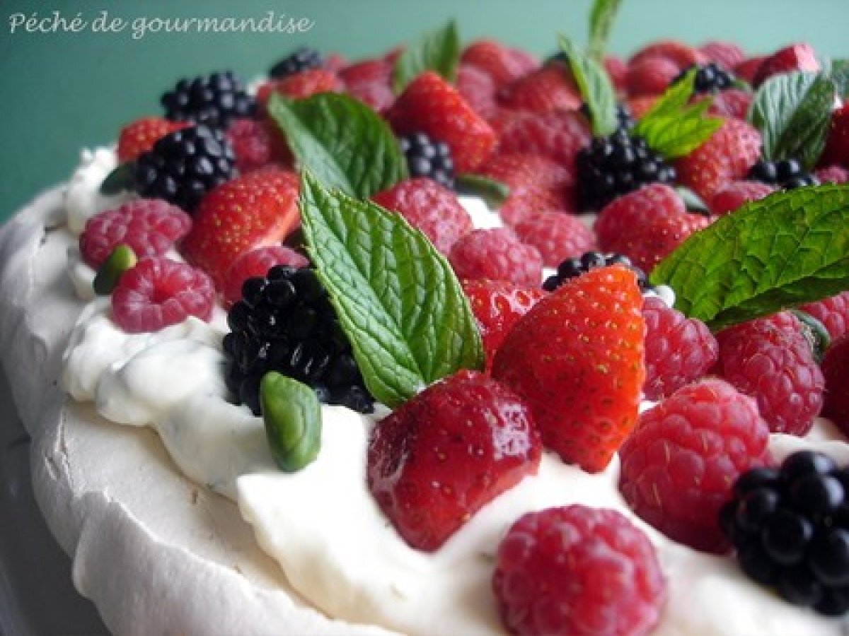 Recette de pavlova pistaches, citron vert et fruits rouges