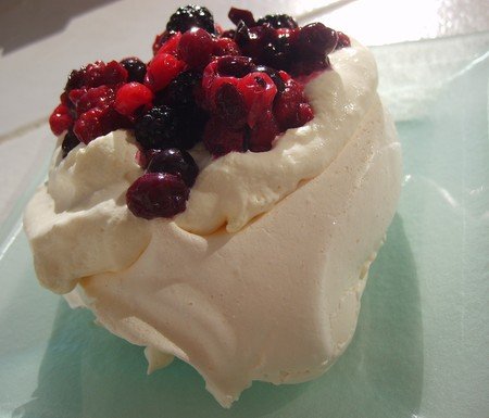 Recette de pavlova aux fruits rouges et crème chantilly