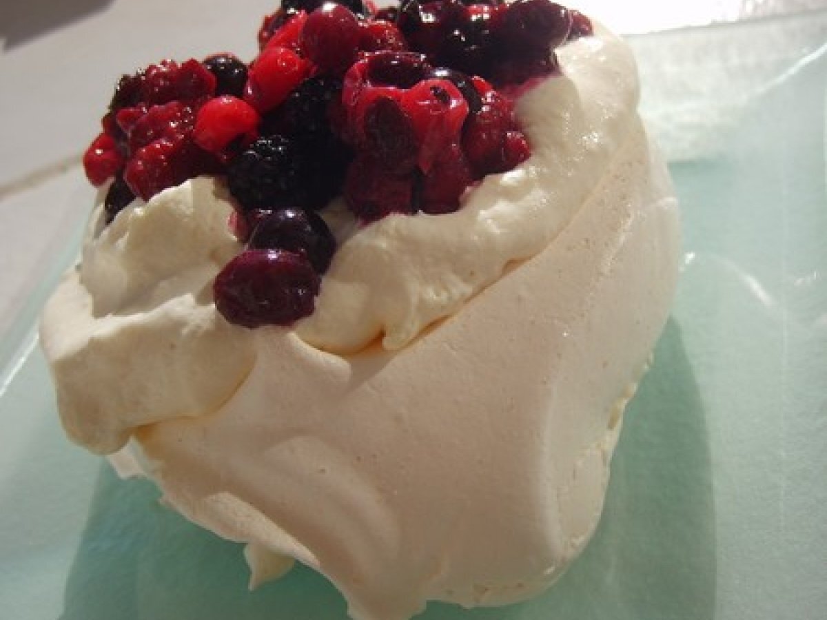 Recette de pavlova aux fruits rouges et crème chantilly