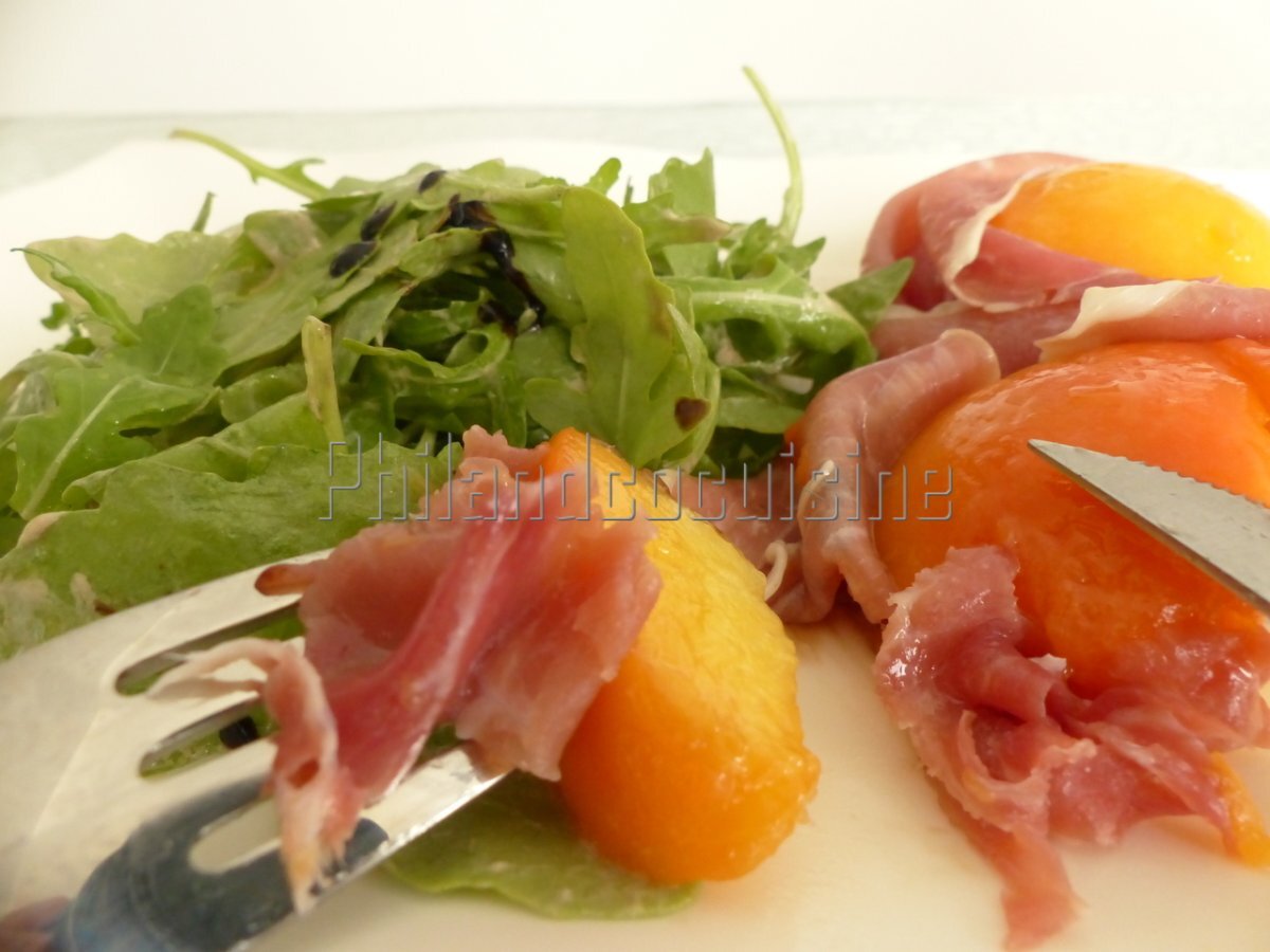 Recette : pêche en jambon cru et salade de roquette