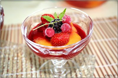 Peches au sirop de muscat et fruits rouges