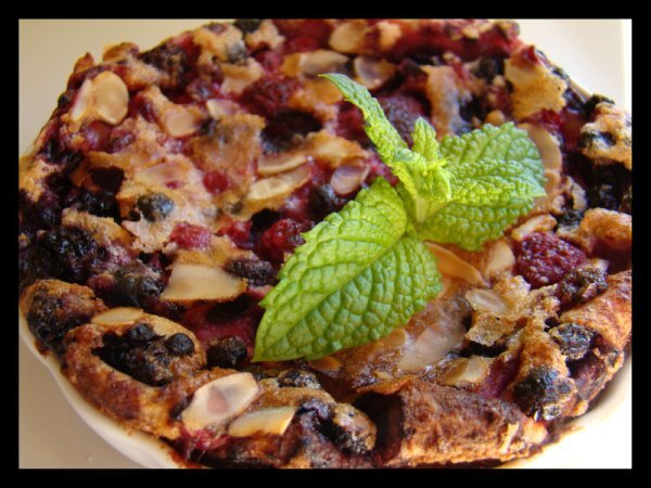 Petit clafoutis aux fruits rouge, vanille et amandes - Recette Ptitchef