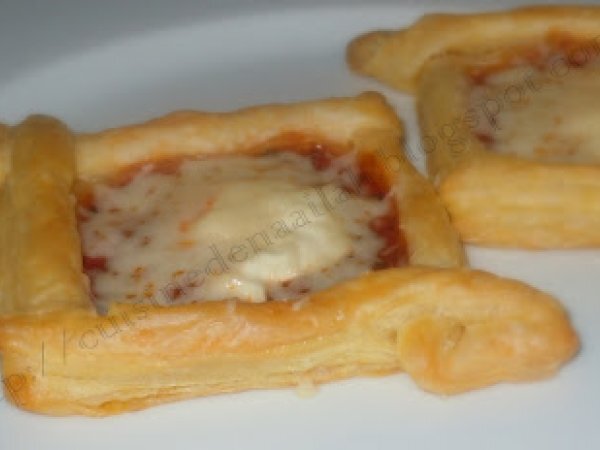 Recette de petits carrés feuilletés façon pizza