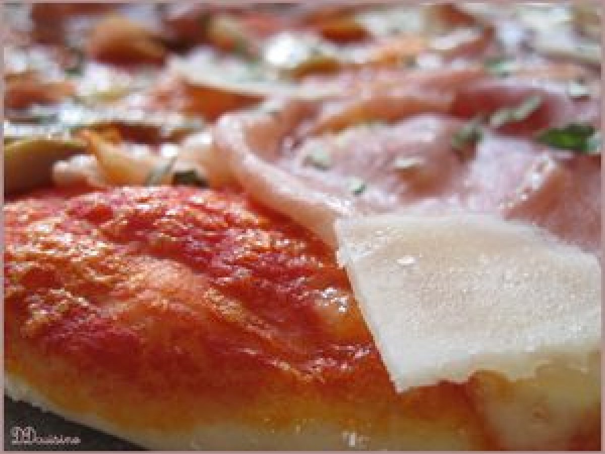 Pizza au jambon de parme et parmesan - Recette Ptitchef