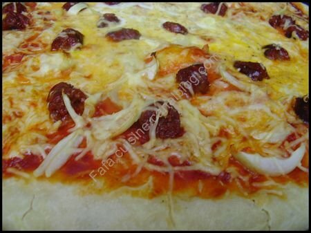 Recette de pizza aux merguez épicées et savoureuses