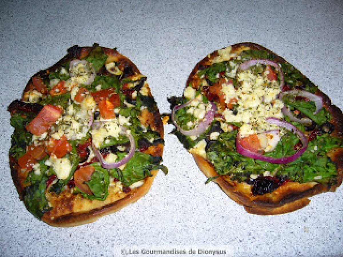 Recette de pizza grecque aux épinards, féta et olives