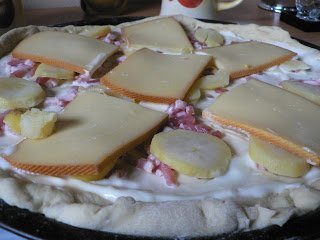 Recette de pizza raclette savoureuse et gourmande