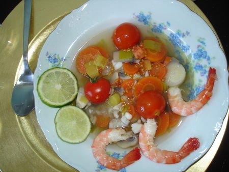 Poisson et crevettes à la nage à la citronelle et aux légumes de saison ...