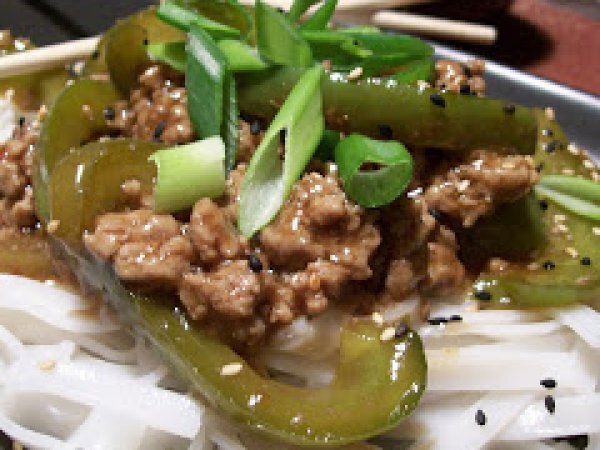 Recette de porc haché oriental sur nouilles de riz