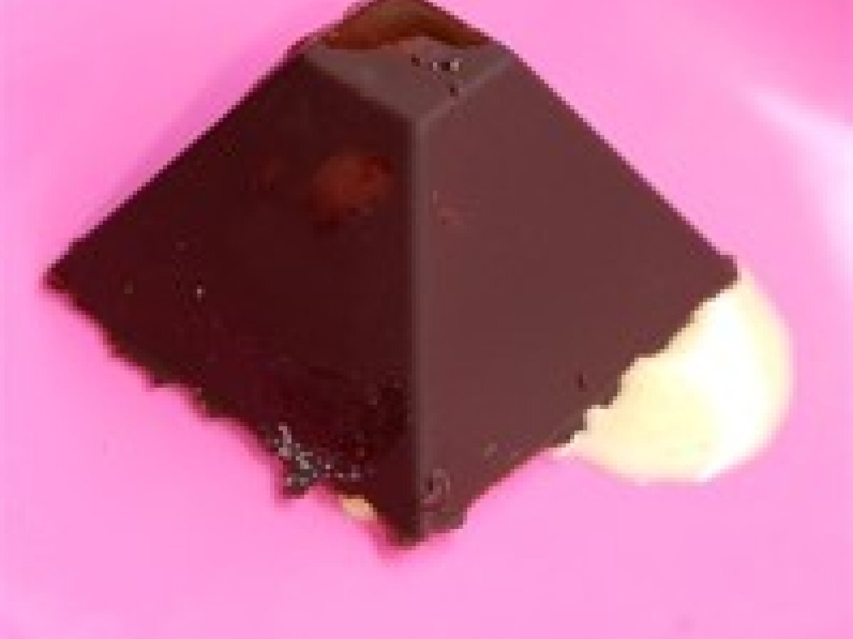 Recette de pyramide croquante au chocolat noir coulant