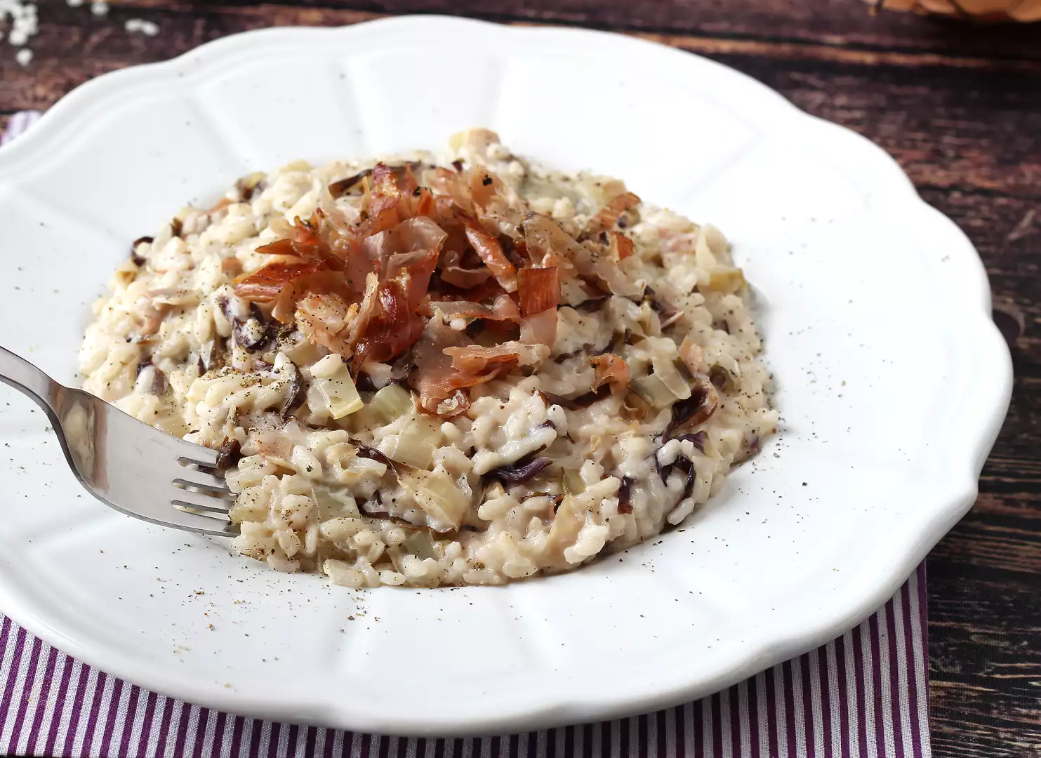 Risotto crémeux à l’endive rouge, bacon croustillant et philadelphia