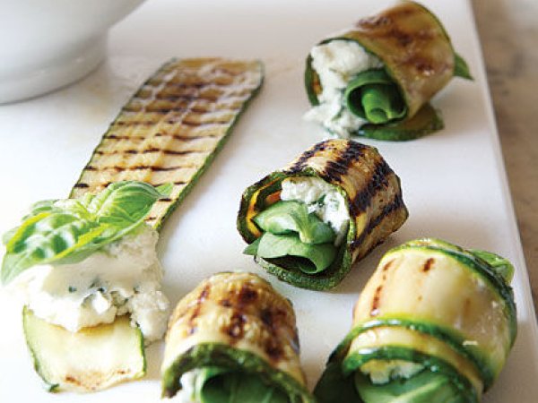 Recette de rouleaux de courgettes grillées sans gluten