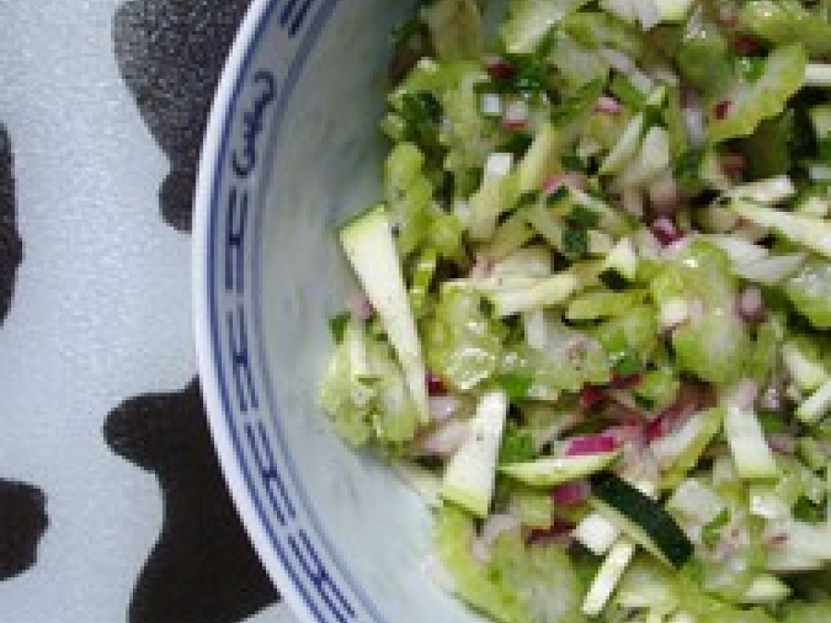 Salade croquante de courgette crue, céleri et oignon rouge - Recette ...
