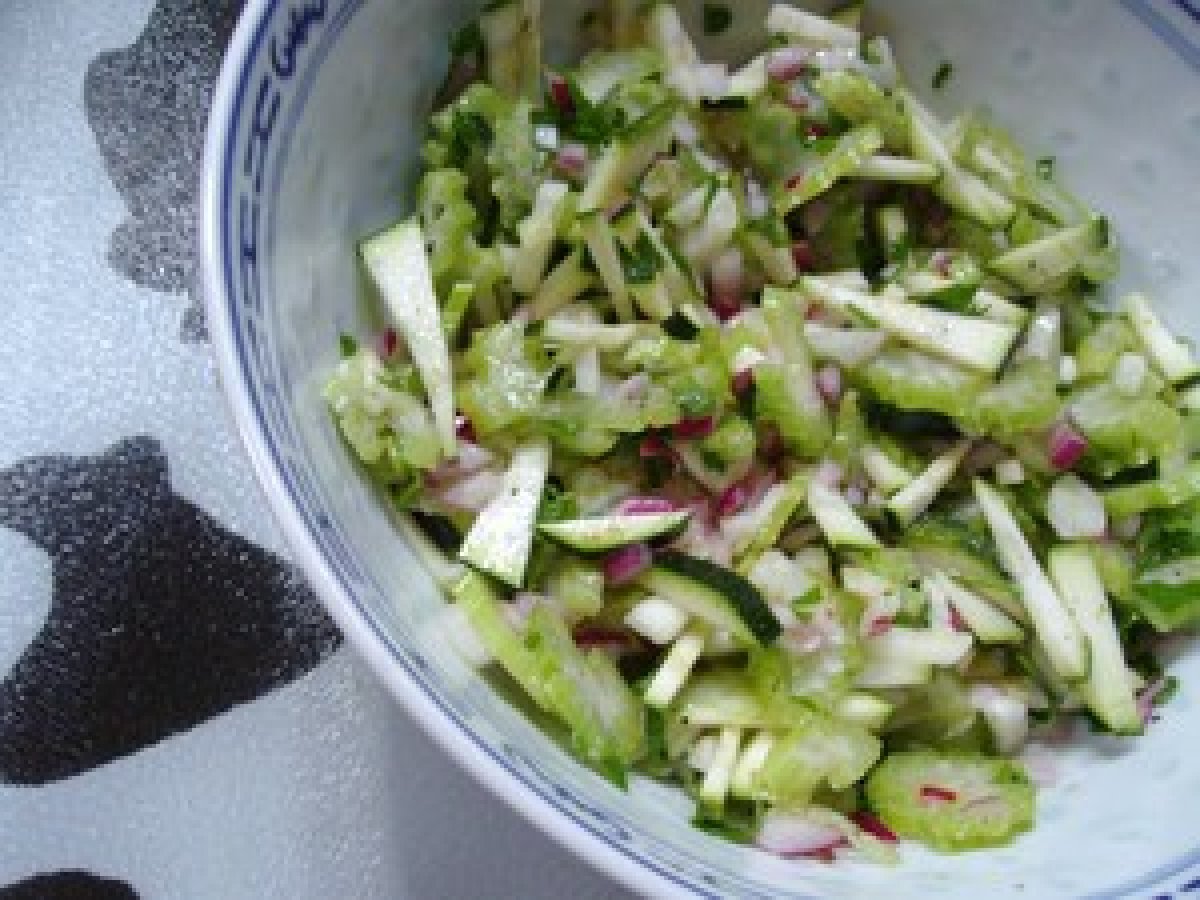 Salade croquante de courgette crue, céleri et oignon rouge - Recette ...