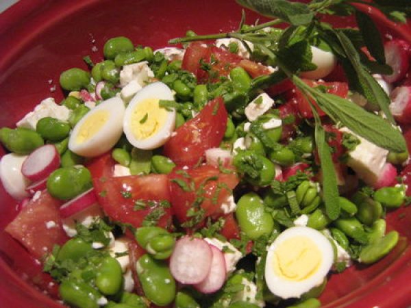 Recette : salade fèves, feta et œufs de caille