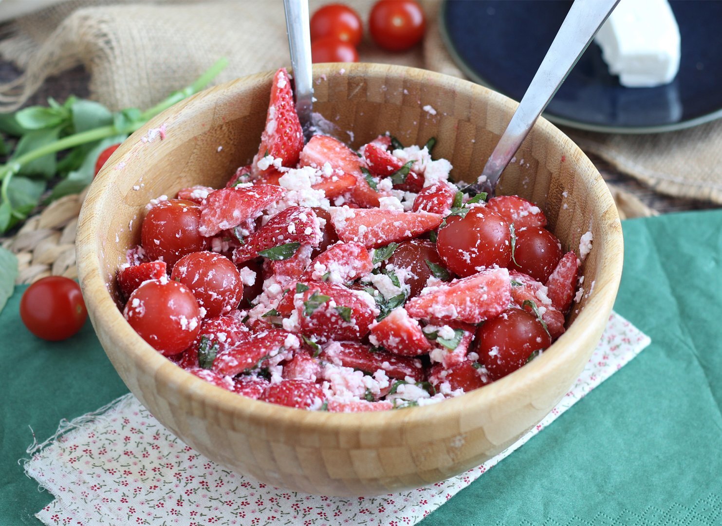 Recette : salade fraises, tomates, feta et basilic