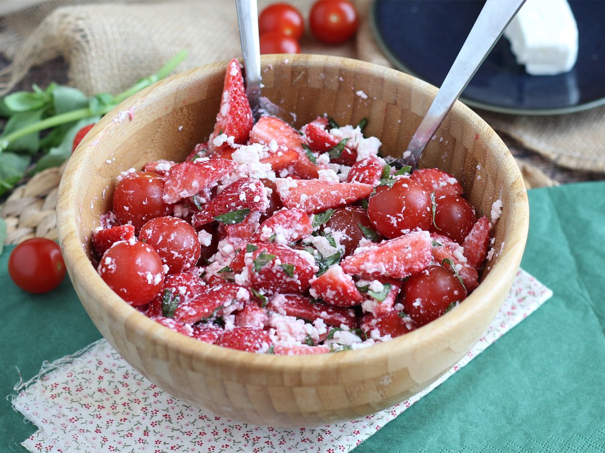 Recette : salade fraises, tomates, feta et basilic
