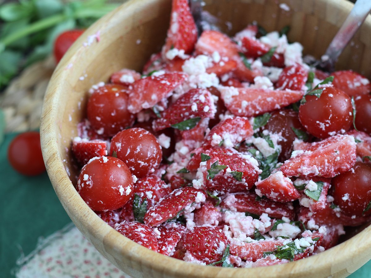 Recette : salade fraises, tomates, feta et basilic
