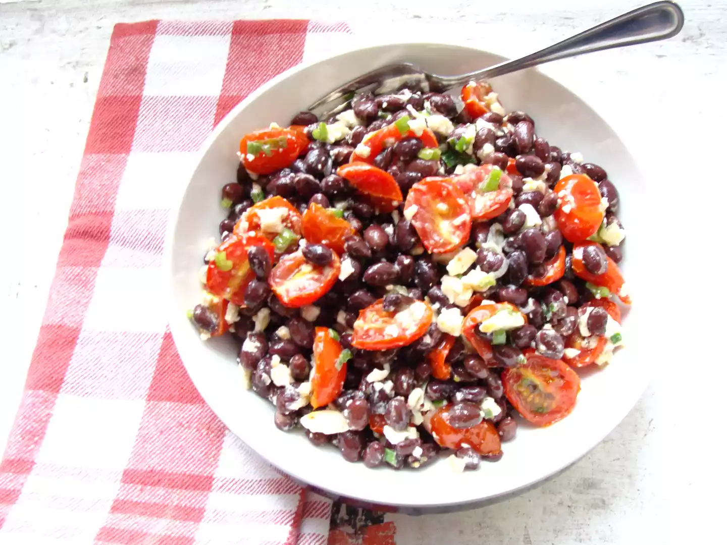 Recette de salade de haricots noirs et tomates rôties
