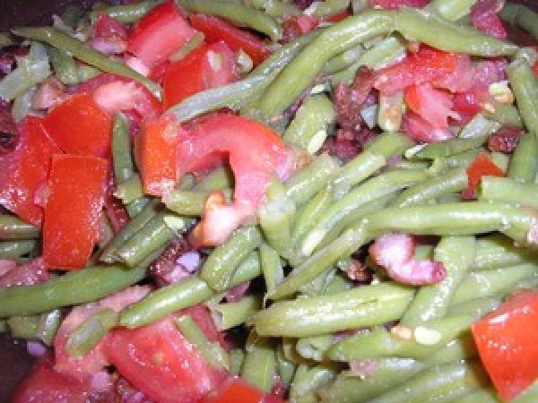 Recette de salade de haricots verts, lardons et tomates