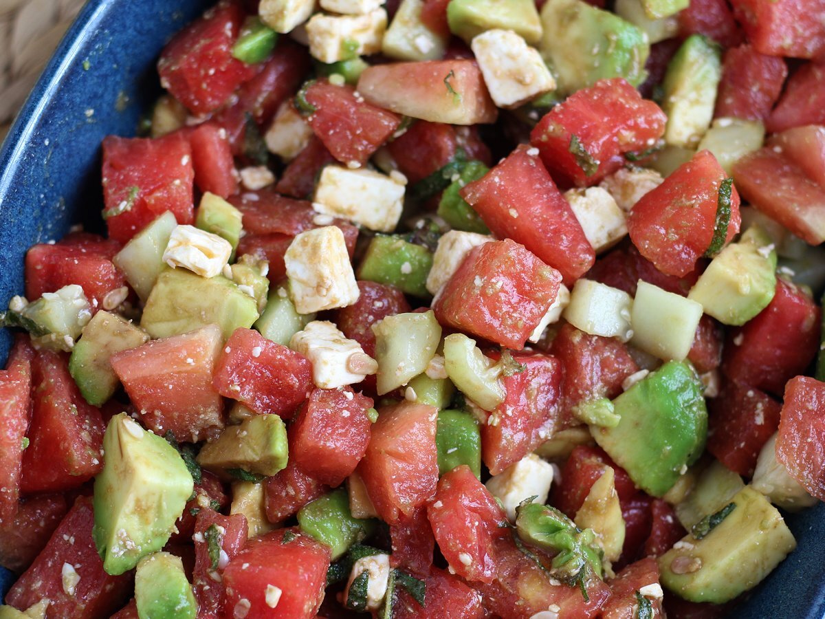 Salade de pastèque, feta, avocat et concombre : extra fraîche ... Salade de pastèque, feta, avocat et concombre : extra fraîche ...