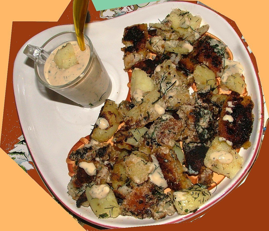 Salade de patates chaudes et froides avec poissons panés, à la c ...