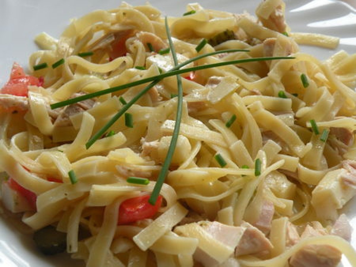 Recette de salade de pâtes froides au pesto, poulet, comté